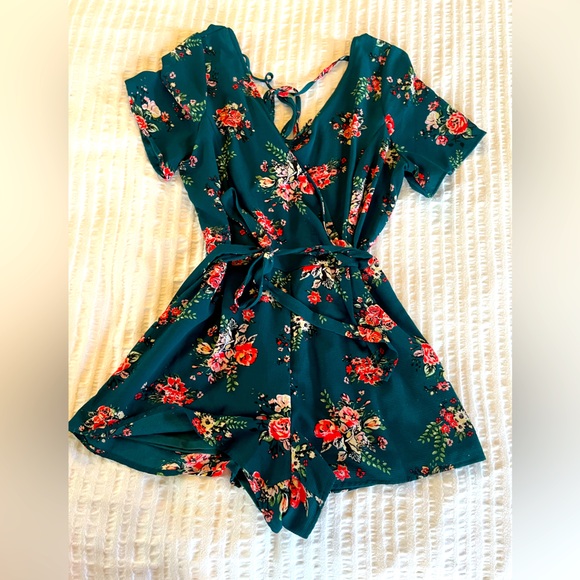Hot Kiss | Pants & Jumpsuits | Super Flattering Green Floral Romper Can ...